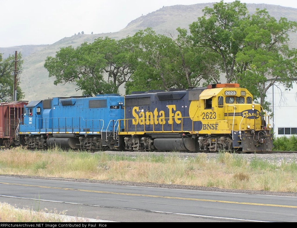 BNSF 2623 & EMDX 741